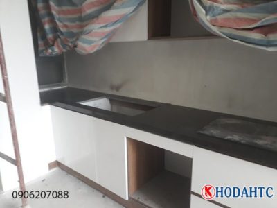 Đá bàn bếp đen ánh kim tự nhiên thi công giá rẻ Hà Nội